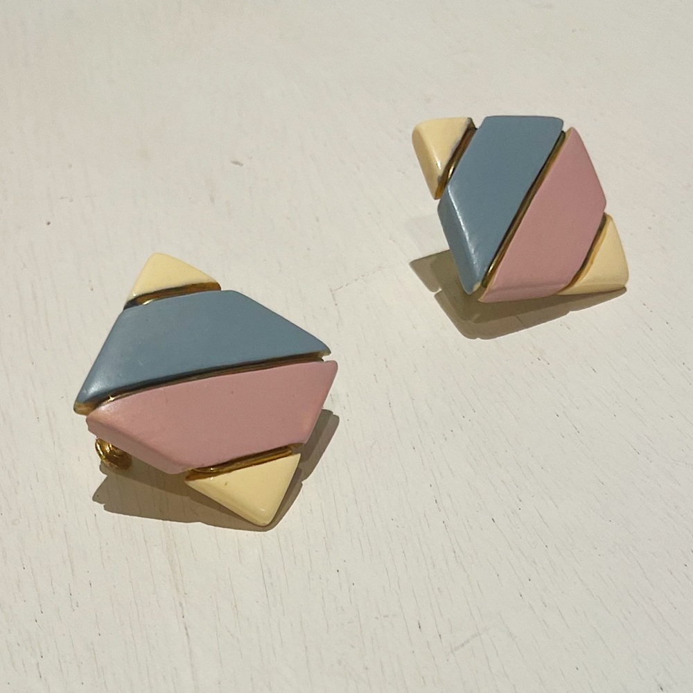 Vintage 60s Bakelite Tan Square Clip-On Earrings W/ P… - Gem